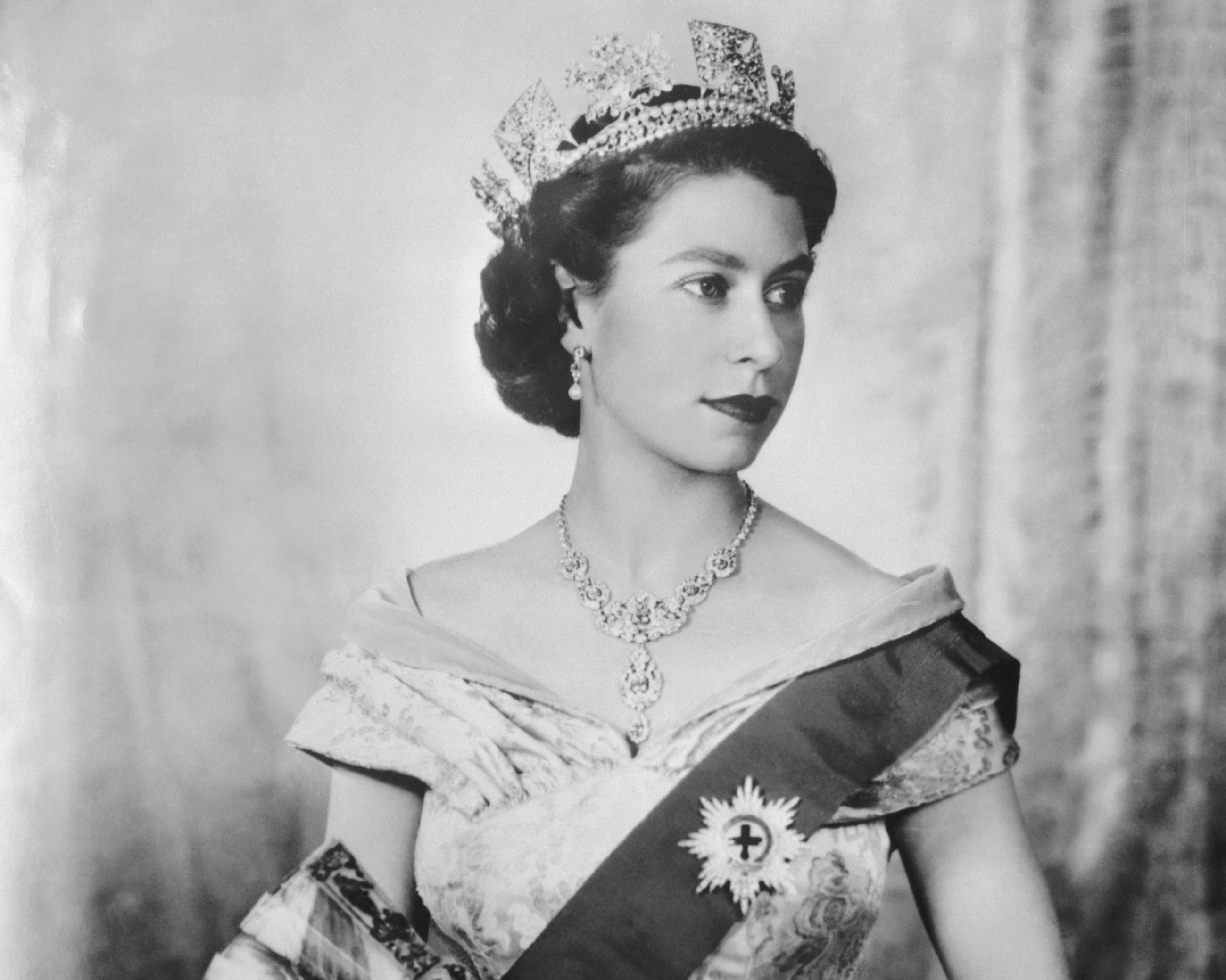 ¿Qué ocurrió con el collar más valioso de la reina Isabel II? - Harper ...